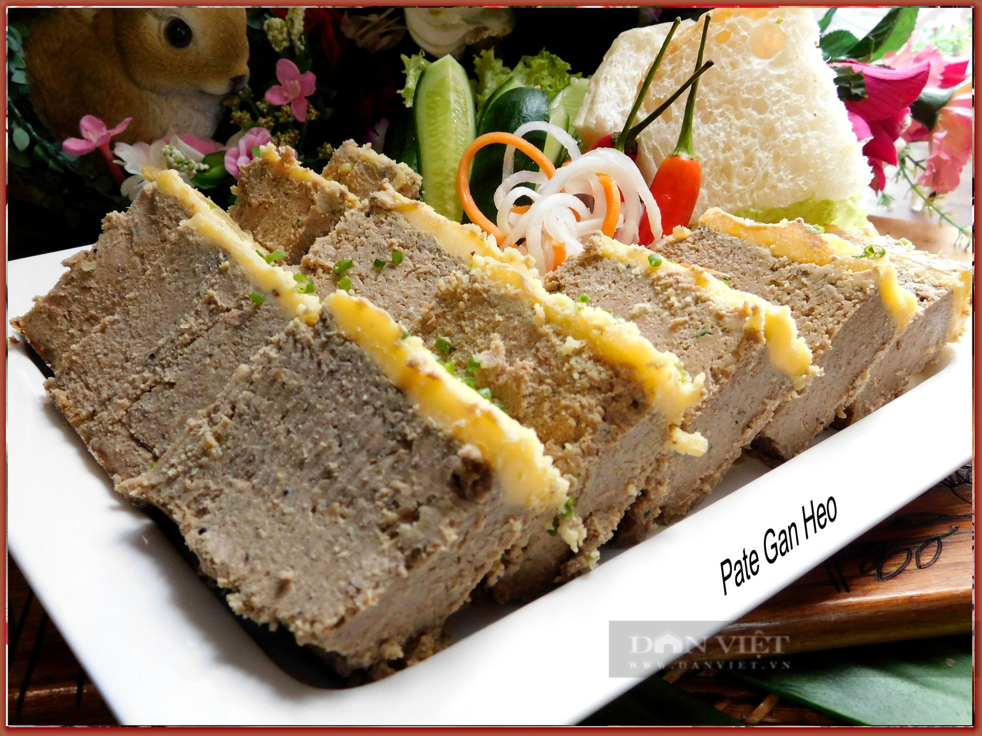 Bạn có thể tự làm pate gan heo để thưởng thức. Một miếng pate kết hợp ...